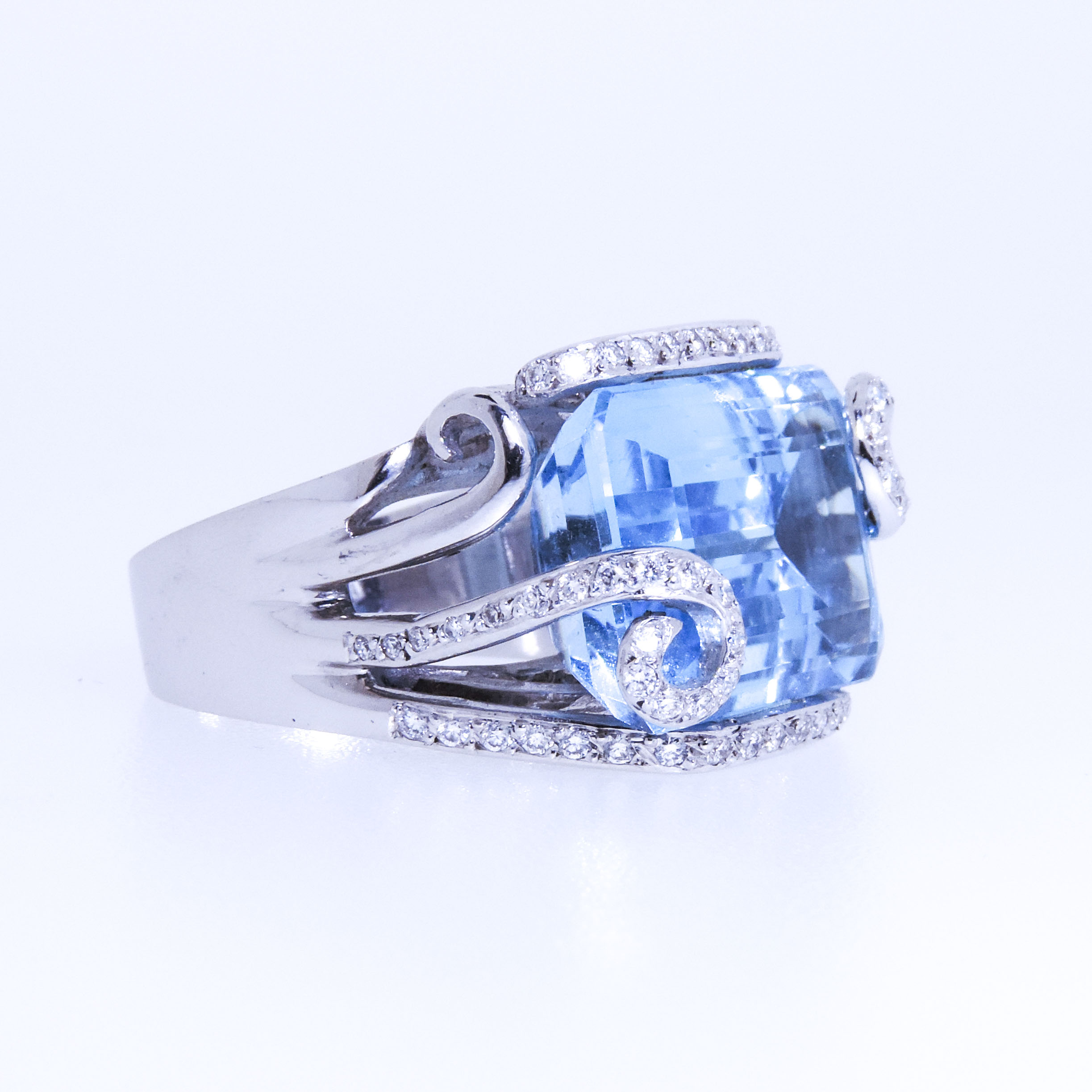 Χρυσο Δαχτυλιδι Με Μπλε Τοπαζ & Διαμαντια – John Lyras Jewellery